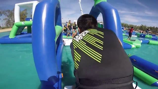 Надувной аквапарк на воде