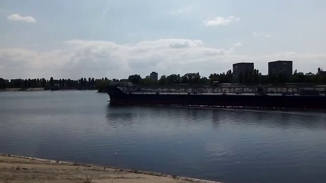 Судно "Нижний Новгород" проходит судоходный канал в Балаково