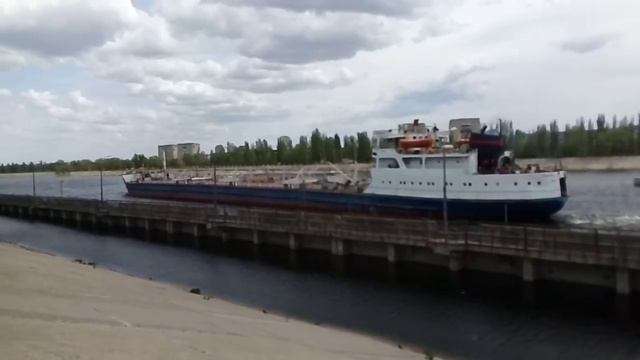 Судно Прикамье прошло шлюзы и двигается по судоходному каналу Балаково