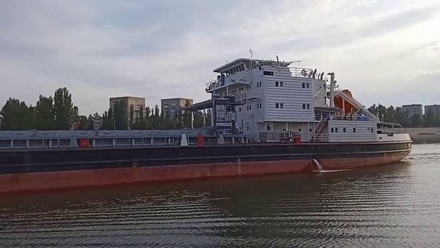 Судно Волга-Флот-1 проходит судоходный канал Балаково