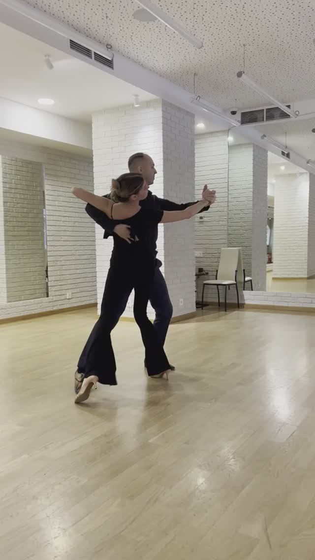 С ученицей вспоминаем бальные танцы.