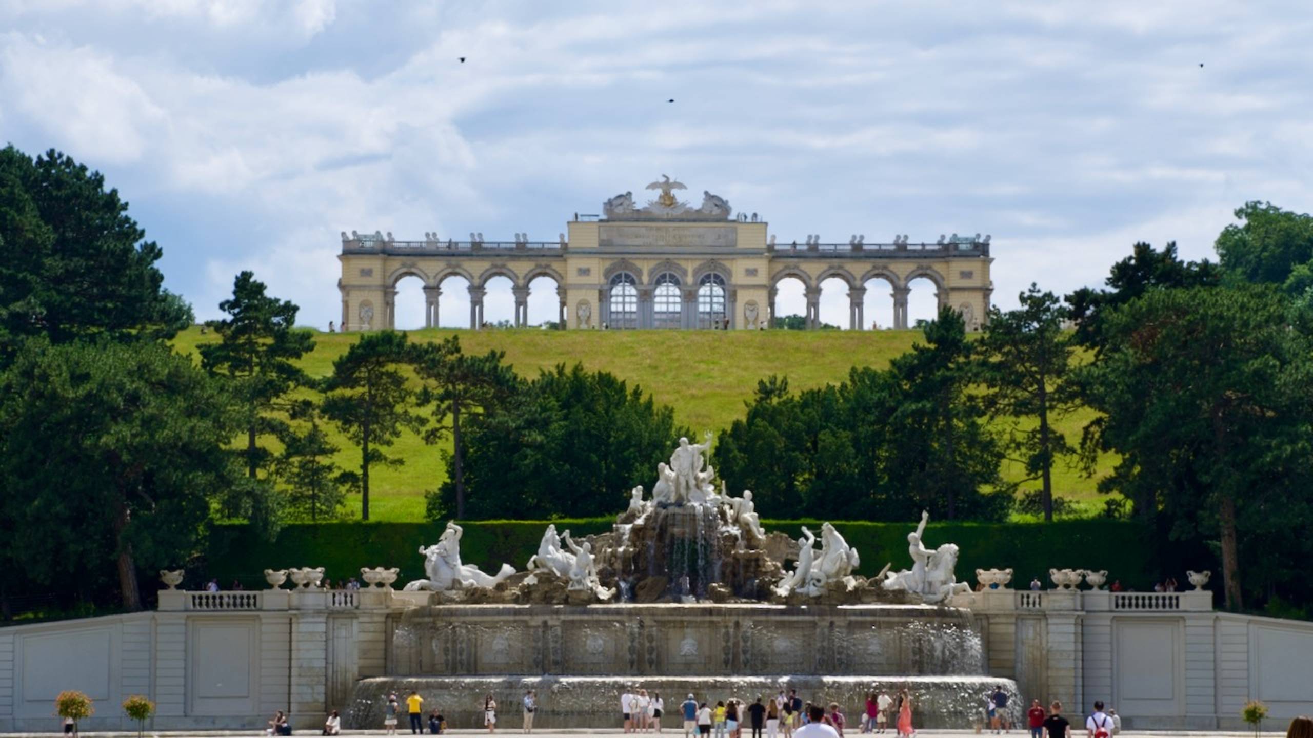 Летний солнечный день в Шенбрунне