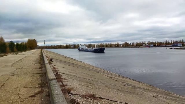 Октябрь. Судоходный канал Балаково. Навигация продолжается