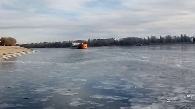 Судно Дафна идёт сквозь льды