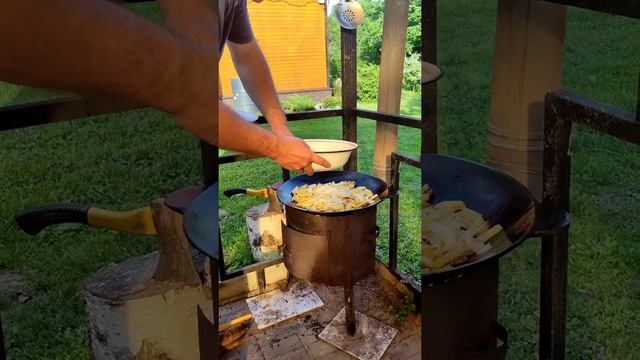 Жареная картошка с луком в садже