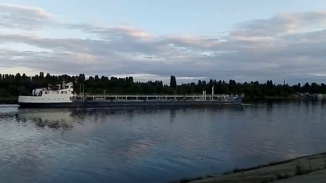 Продолжаю радовать вас корабликами, которые ходят по судоходному каналу Балаково