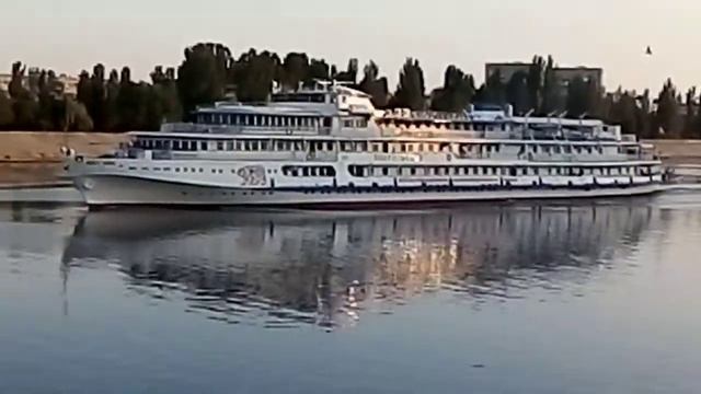 Теплоход Павел Бажов в Балаково
