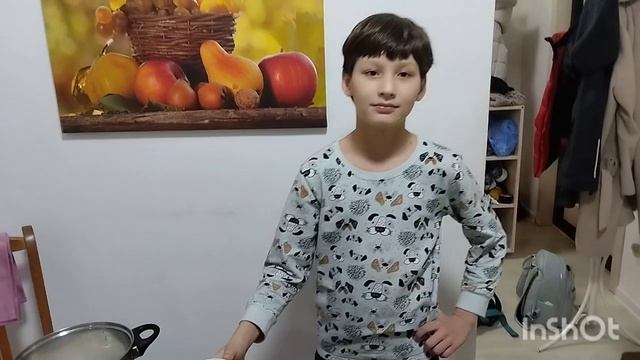 7.11.2024 Булат делает молочный коктейль с яблоками, который подсмотрел в интернете