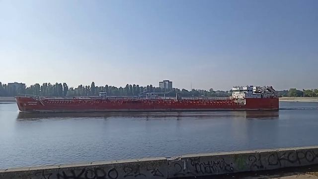 Нефтеналивной танкер Александр Шемагин проходит судоходный канал в Балаково