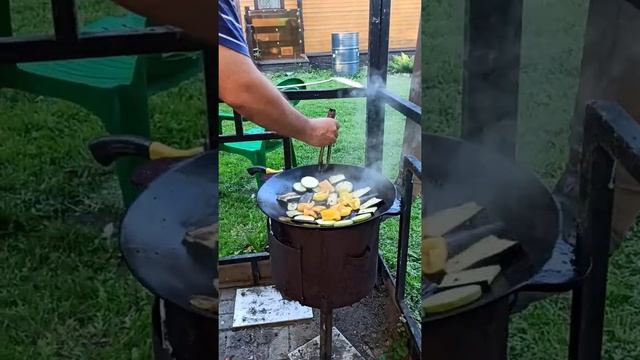 жареная говядина с овощами в садже