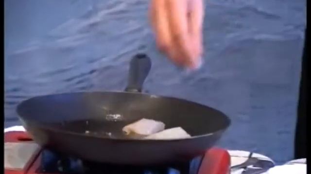 Овощной салат из макруруса с заправкой из красной икры