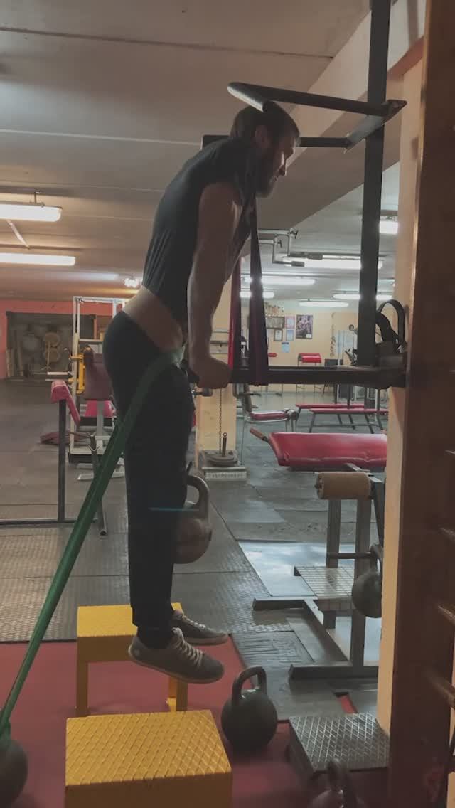 Как добавить вес в брусьях? #брусья