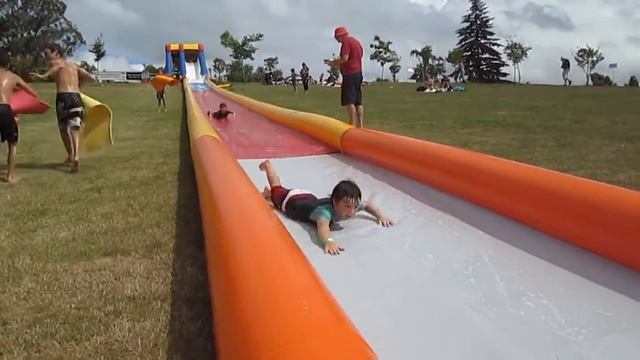 Водный аттракцион - горка на склоне горы