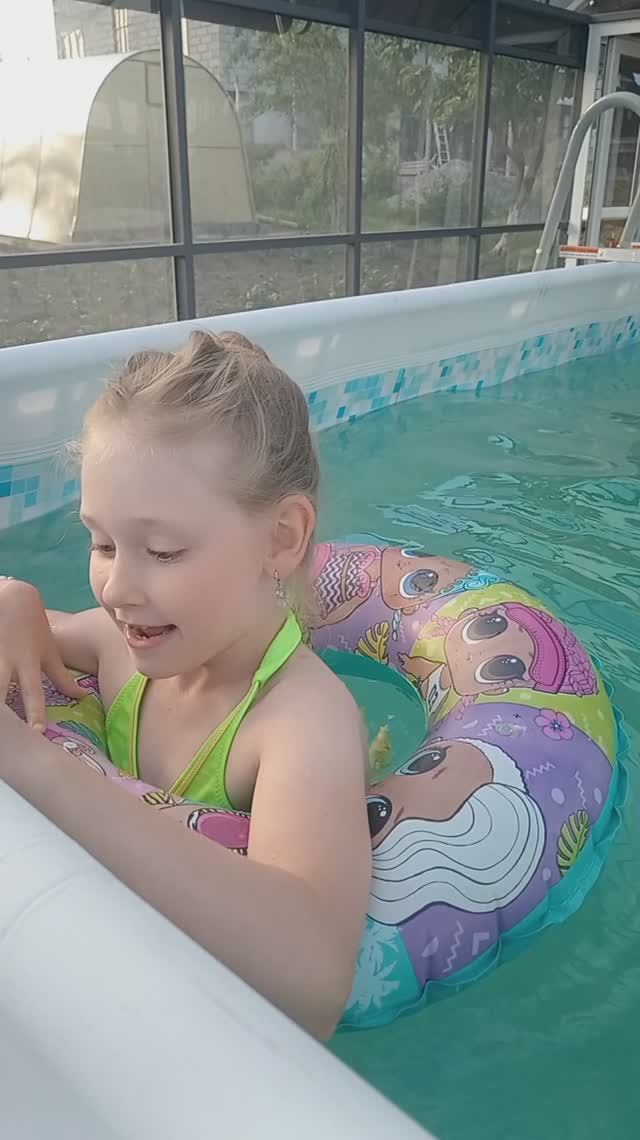 влог Света Дельфинчик в бассейне с новым кругом