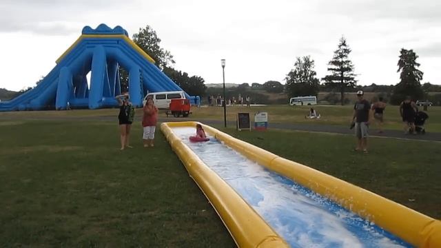 Надувная горка с водой на горе