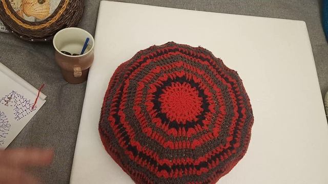 вязаная наволочка на круглую подушку.