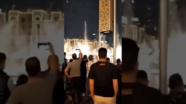 Поющий фонтан Дубая, с небоскрёбом Бурдж-Халифа#shorts #short