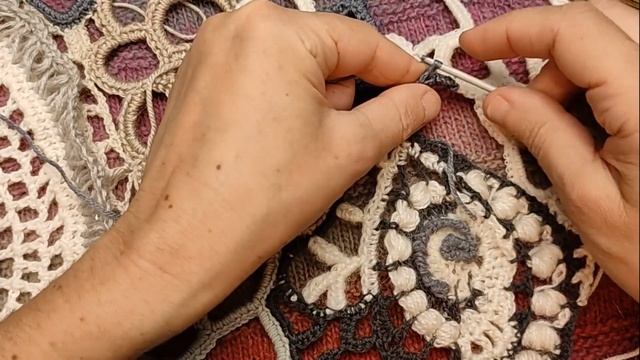 Закрашиваем небольшие отверстия на выкройке Фриформ крючком