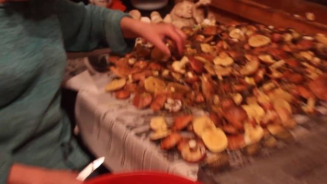 Обработка маслят после сбора.