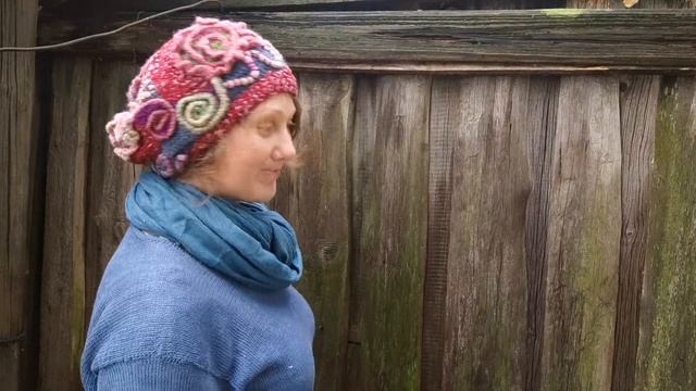 Вязаная шапка Фриформ крючком