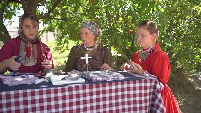 НАРОДНЫЕ ИГРУШКИ - КУКЛЫ