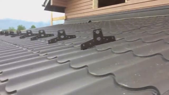 Установка трубчатых  снегозадержателей на кровле.