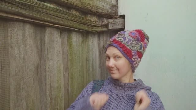 Необычная шапка в технике вязания фриформ