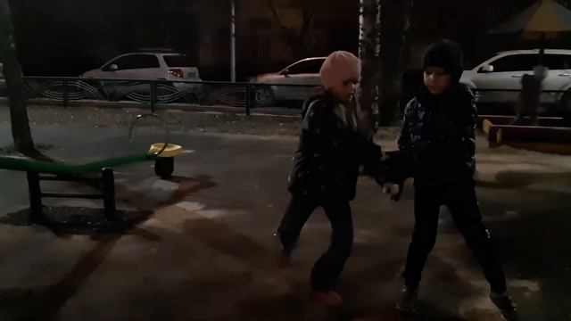 танцы на детской площадке
