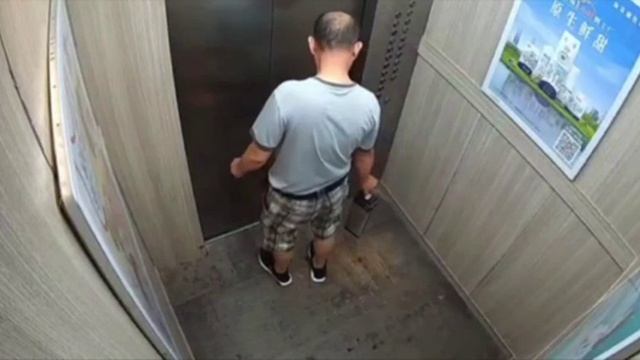 В лифте взорвался аккумулятор от скутера