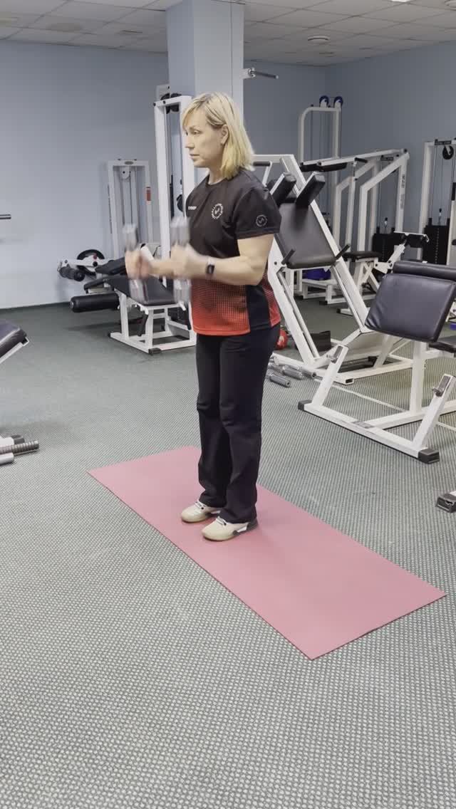 Молотковый подъём на бицепс стоя с гантелями