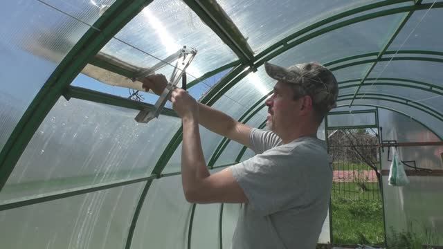 Автомат с термоприводом для форточки в теплице