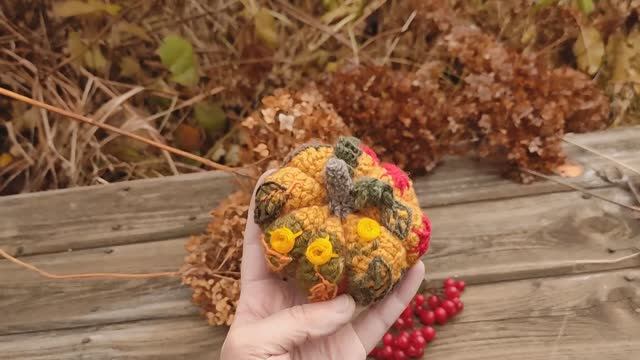 Вязаная тыква крючком в технике вязания фриформ с вышивкой