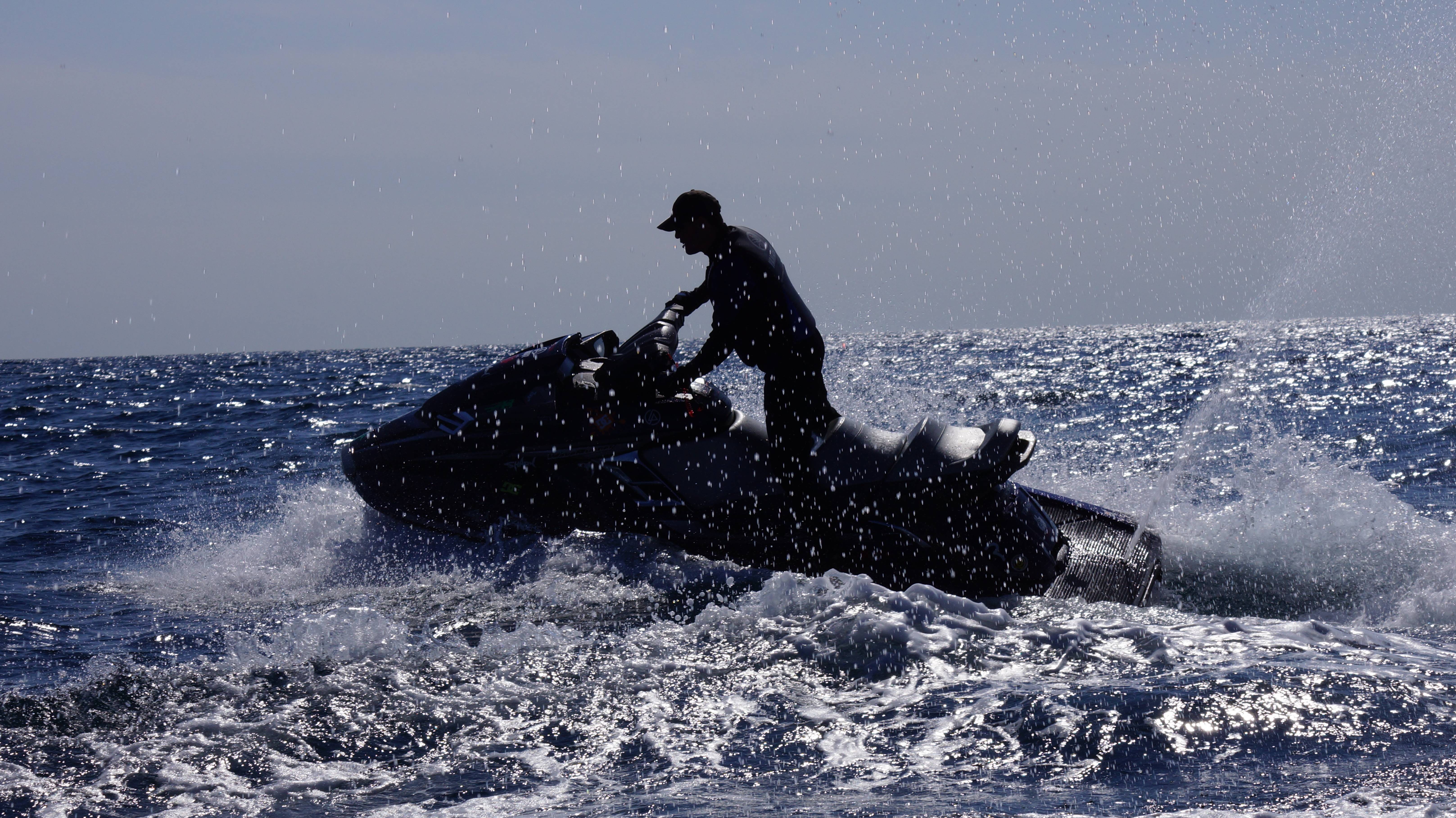 На остров "Фуругельма" и КИТ под водным мотоциклом (смотри на 1 мин 30 секундах)