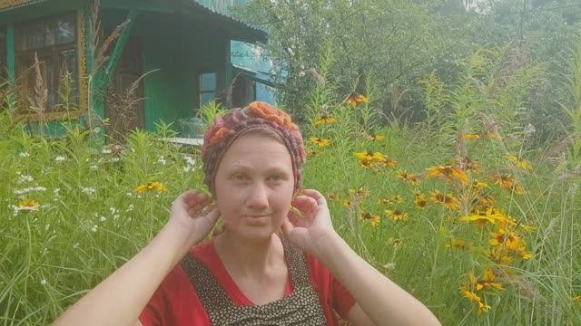 Вязаная повязка на голову и митенки в технике фриформ крючком