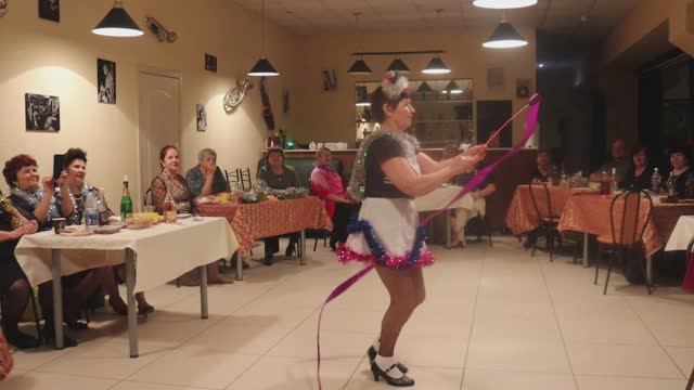 Упражнения с лентой  выполняет Л.Селезнева