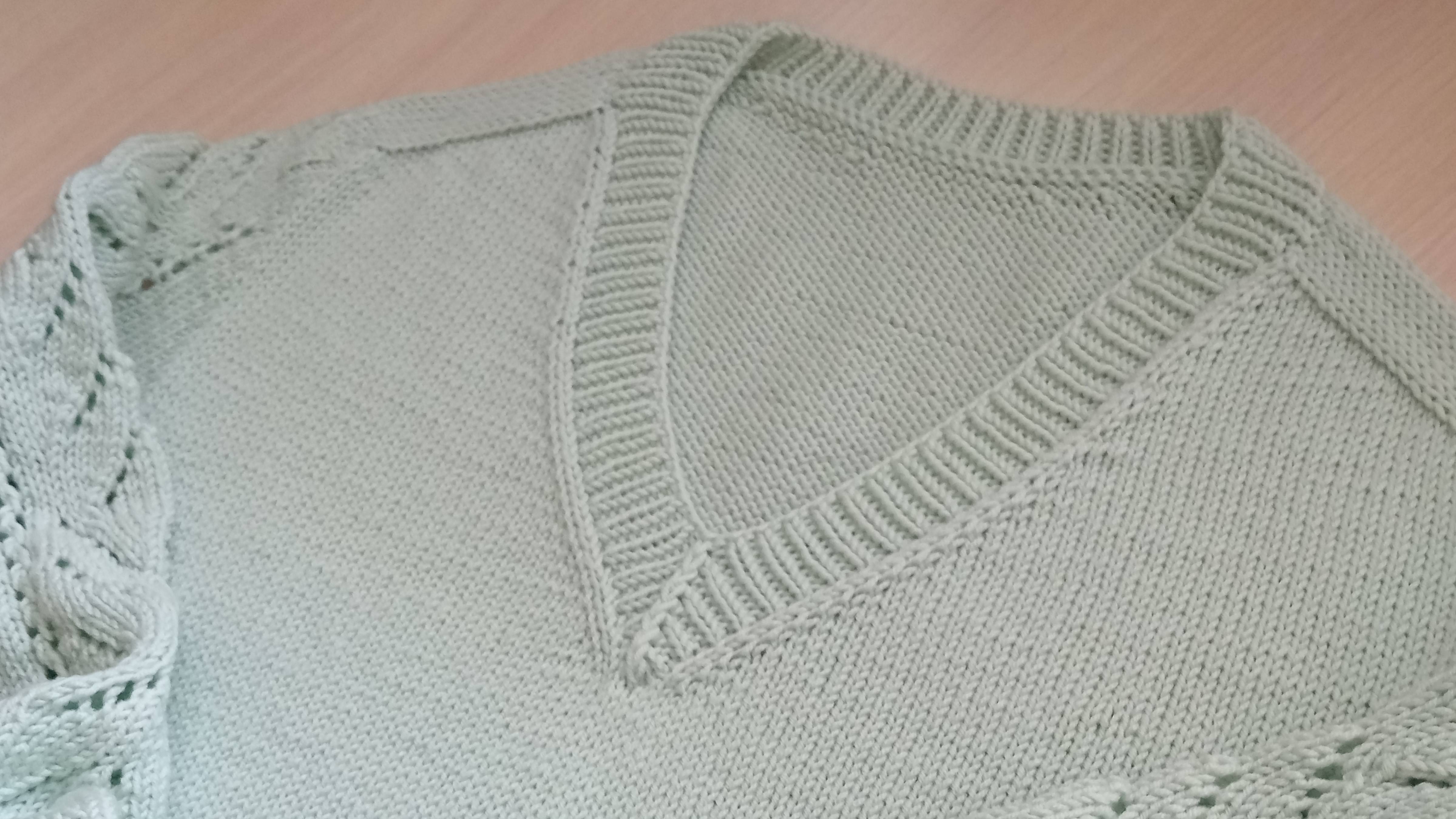 Оформление V-образного выреза горловины с одной центральной петлей.