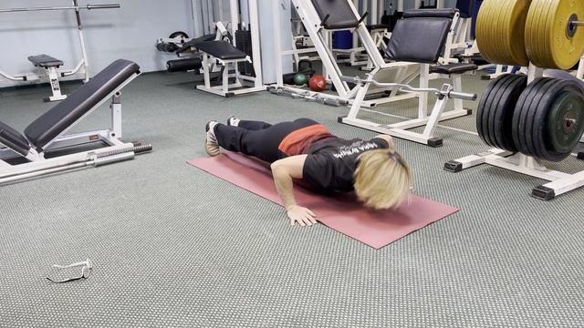 Широкие отжимания от пола