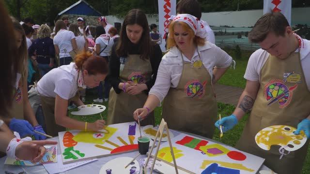 "Красочный мир" - арт-тимбилдинг компании Комус в Apple Hill