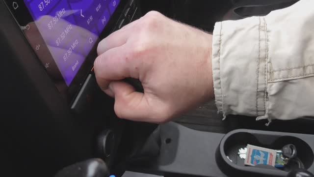 Упирается ли рука при включении первой передачи в монитор магнитолы на Ниве