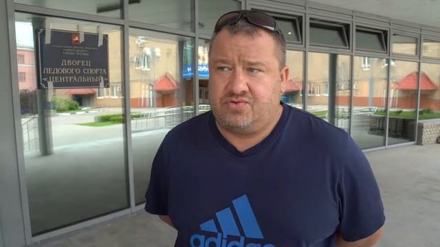 Хоккеист К.Коротков оставляет свою подпись