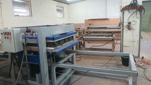 Стальные формы для производства бордюров из резиновой крошки.