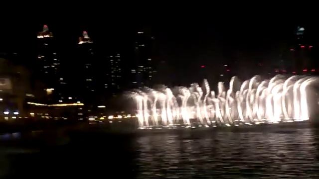 Поющий фонтан у подножия башни Бурдж-Халифа в Дубае