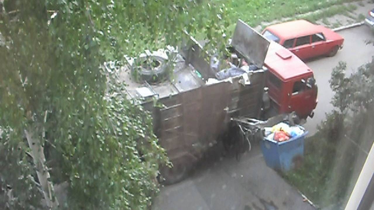 Мусоровоз КО-415А на шасси КамАЗ-53213 (Х 090 НЕ 22). / KAMAZ garbage truck.