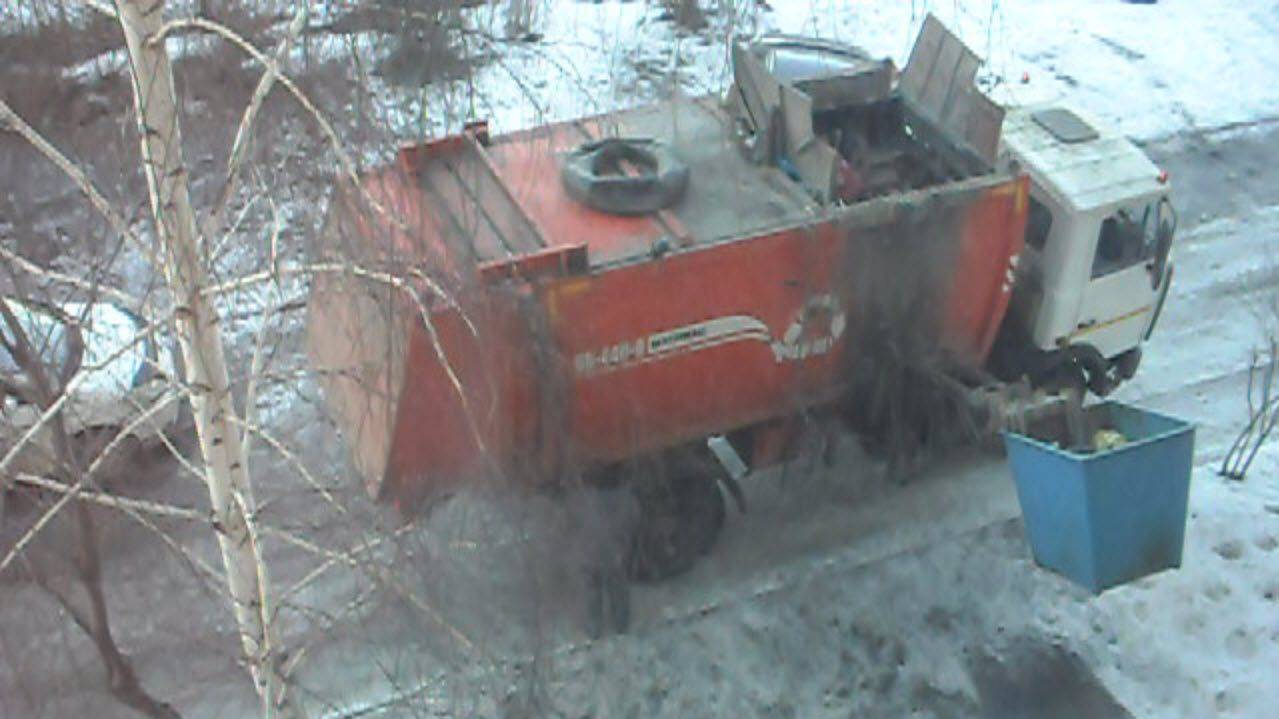 Мусоровоз КО-440-8 на шасси МАЗ-5337A2 (В 302 ХР 22). / MAZ garbage truck.