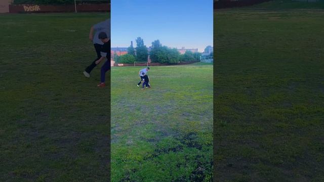 Я всех победю))) #семья #юмор #funny #футбольнаятренировка #маматренер #дети