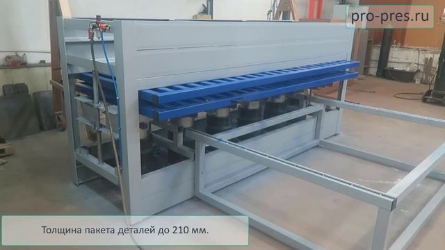 Пресс для наклейки пластика и шпона, оборудованный выкатной нижней плитой и приемным столом.