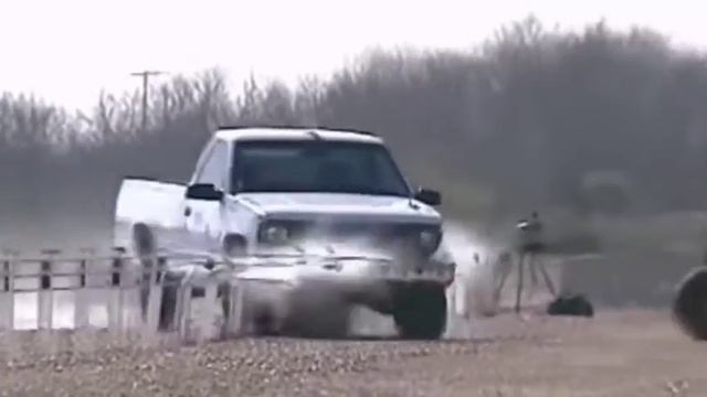 Испытания на прочность дорожных одбойников барьеров краш тест