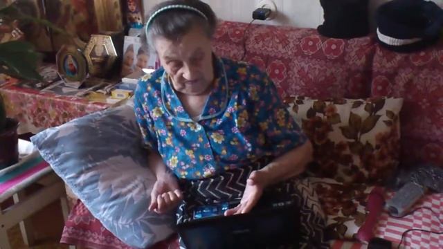 Бабушка впервые увидела ноутбук