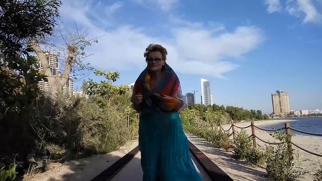 Grandma lights on a trampoline (бабуля на батуте)