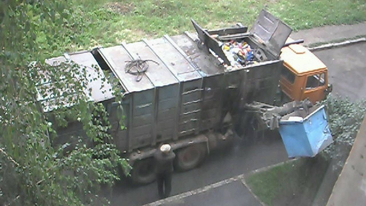 Мусоровоз КО-415А (КО-440-5) на шасси КамАЗ-53213 (Х 045 НЕ 22). / KAMAZ garbage truck.